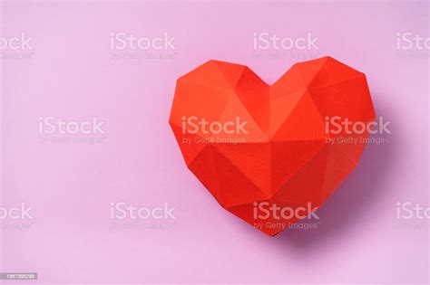발렌타인 데이를 위한 분홍색 배경에 빨간 다각형 종이 하트 전단지 초대장 배너 인사말 카드에 적합합니다 복사 공간 하트 모양에 대한 스톡 사진 및 기타 이미지 Istock