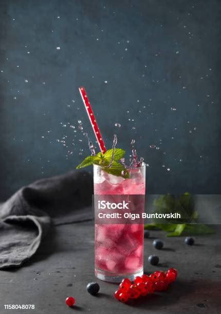 얼음 블루 베리 레드 건포도와 민트 어두운 배경 스플래시와 신선한 차가운 유리 베리 음료 칵테일에 대한 스톡 사진 및 기타 이미지 칵테일 0명 건강한 식생활 Istock