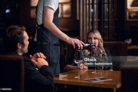날짜 의 시작 부분에서 웨이터는 남자와 여자를위한 테이블에서 레드 와인을 제공 레스토랑에 대한 스톡 사진 및 기타 이미지 레스토랑 와인 3 명 Istock