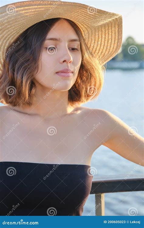 Jovencita Linda Imagen De Archivo Imagen De Belleza