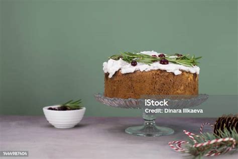 로즈메리와 붉은 열매가 있는 크리스마스 케이크는 회색과 녹색 배경에 서 있습니다 갈색에 대한 스톡 사진 및 기타 이미지 갈색 건조한 겨울 Istock