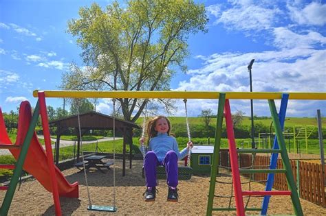 화창한 여름 날에 놀이터에서 스윙하는 어린이 아이들이 스윙 학교 또는 유치원 마당과 놀이 장 스윙에 공기에 높은 비행 어린 소녀 여름 야외 활동 아이 재생 건강한 생활방식에