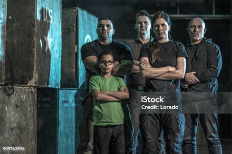 Krav Maga 그룹 어두운 실내 도시 환경에서 훈련 하는 동안 팀 사진을 위한 포즈 싸움 격투기에 대한 스톡 사진 및 기타 이미지 Istock