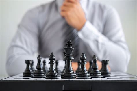 플레이어와 흑백 체스 성공을 위해 재생 하는 경쟁및 계획 전략에 체스 그림을 이동 하는 사업가의 손 결정에 대한 스톡 사진 및 기타 이미지 Istock