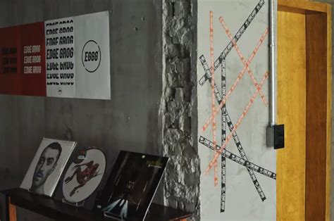 콘크리트 벽과 빈티지 소품이 어우러진 카페 공간 사진