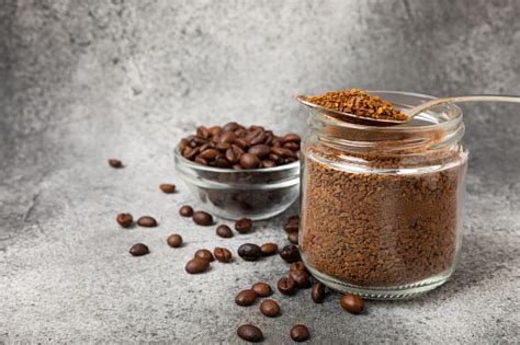 돌 배경에 인스턴트 커피와 커피 원두 향기로운 커피 음료 텍스트를 위한 위치입니다 복사 텍스트를 위한 공간 0명에 대한 스톡 사진 및 기타 이미지 Istock