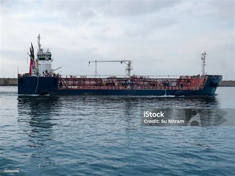 항구에 진입하는 상선 국제 컨테이너 화물선의 물류 및 운송 화물 운송 바다 운송 물에 큰 산업화물선 0명에 대한 스톡 사진 및 기타 이미지 Istock