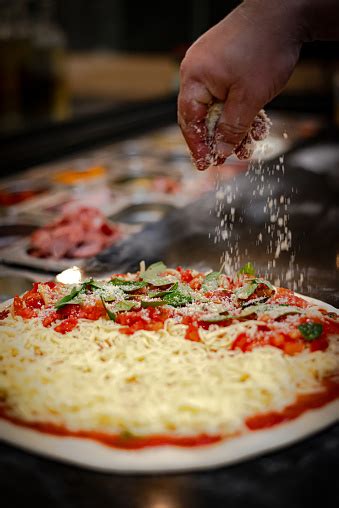 피자올로는 다양한 치즈와 피자를 준비하기 전에 오븐에 가져가 서 구워 Sabores에 대한 스톡 사진 및 기타 이미지