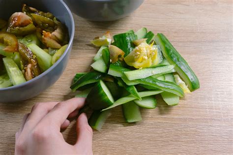 퇴비와 여성의 손을위한 유기 야채 스크랩 나무 배경에 샐러드를 요리 한 후 음식물 쓰레기 폐기물 제로 개념 및 분류 가정 생활에 대한 스톡 사진 및 기타 이미지 Istock