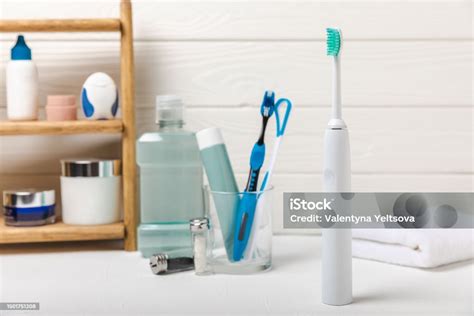 음파 전동 칫솔 치약 구강 세정제 치실 혀 클리너가 있는 욕실 구강 위생 치과 치료 치과 개념입니다 텍스트를 위한 위치입니다 복사 장소 모형 0명에 대한 스톡 사진 및 기타