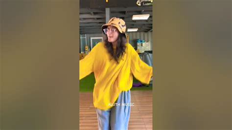 අම්මෝ අම්මෝ එක කොහොමද බලන්න කොහොමද හෙල්ලිල්ල🤣චැනැල් එකත් සබ්ස්ක්‍ර‍යිබ් කරගේනම යන්න යාලූවනෙ