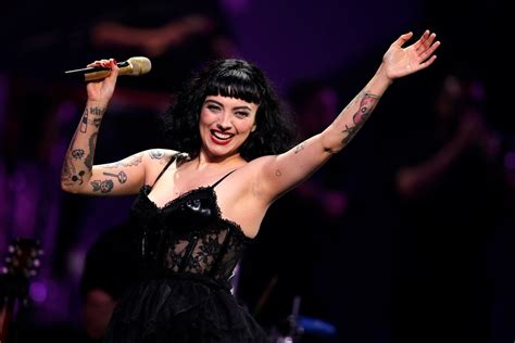 Mon Laferte Habló Sobre El Cáncer De Tiroides Que Casi La Retiraba Del