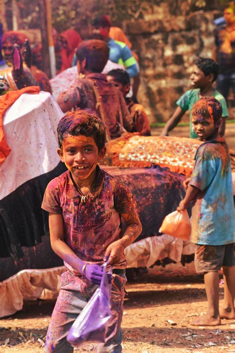 가루 거리 군중 기쁨 남아시아 남아시아 문화 남쪽 아시아 다채로운 단란함 라이프스타일 모임 문화 문화 유산 문화제 미소 짓는 민족 민족 전통의