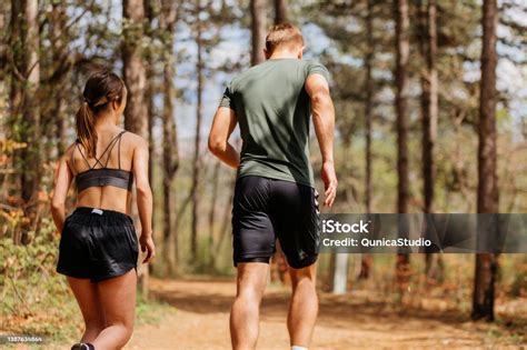 공원에서 함께 운동하고 조깅하는 남자와 여자 따뜻한 여름날 일몰 동안 길을 따라 달리는 동안 행복하고 미소 짓는다 2명에 대한 스톡 사진 및 기타 이미지 Istock