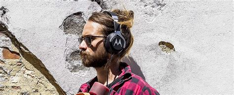 Fone de ouvido Motorola veja 7 modelos com fio e conexão Bluetooth