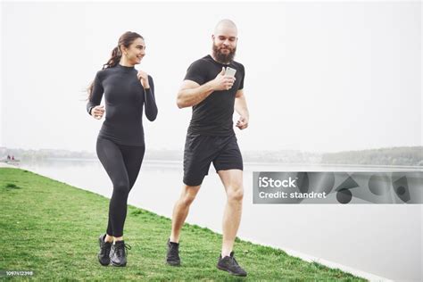 커플 조깅 하 고 물 근처 공원에서 야외에서 실행 젊은 남자와 함께 아침에 운동 하는 여자 수염 2명에 대한 스톡 사진 및 기타 이미지 Istock
