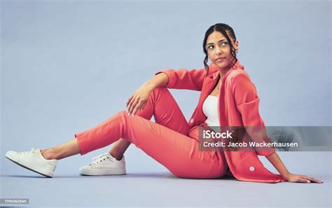 여성 패션 그리고 스튜디오의 바닥에 앉아 미용 미학 화장품을 위한 생각의 얼굴과 화장을 하고 모형 공간을 가지고 있다 미소 사람 그리고 보라색 배경에 빛나는 창의적인 옷