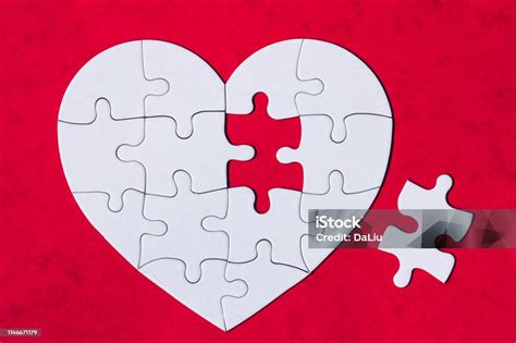 퍼즐 조각으로 만든 심장 개체입니다 완전 한 심장을 만드십시오 마음의 형태로 직소 퍼즐 조각 해피 발렌타인 데이 인사말 카드