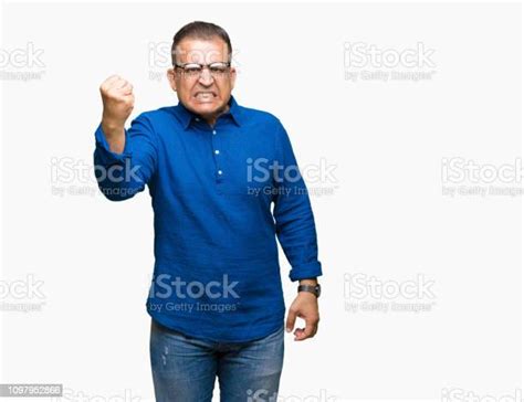 중세 아랍 남자 이상 안경을 절연 배경 화와 좌절과 분노와 함께 외치는 동안 분노 주먹 미친 높이 분노와 공격적 개념 감정에 대한 스톡 사진 및 기타 이미지 Istock