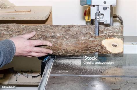 목공 워크숍에서 노동자 밴드 톱을 사용 하 여 보드에 로그를 잘라냅니다 가구 만드는 일 원시 나무 나무 공예입니다 공장에서 작동 합니다 건설 기계류에 대한 스톡 사진 및