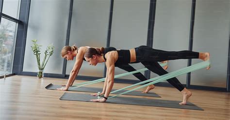 스포티한 옷을 입고 실내에서 피트니스 요가의 날을 함께 보내는 날씬한 몸매를 가진 두 여성의 측면 모습 사진 Unsplash의 요가 이미지