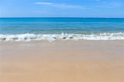 아름다운 여름 푸른 하늘과 깊은 푸른 바다와 깨끗한 해변에 흰색 파도 0명에 대한 스톡 사진 및 기타 이미지 0명 경관 계절 Istock