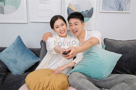 Tv 시청 커플 사진 무료 다운로드 Lovepik