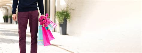 남자의 손에 분홍색 꽃과 벽돌 배경에 쇼핑 백 생일 어머니의 여성 결혼식 날 개념 종이 선물 가방 의 무리 가방에 대한 스톡 사진 및 기타 이미지 Istock