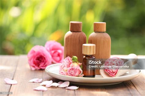 장미 에센셜 오일 병과 야외 나무 테이블에 꽃 텍스트를 위한 공간 0명에 대한 스톡 사진 및 기타 이미지 0명 건강관리와