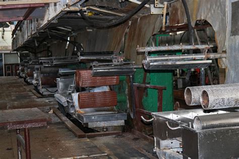 큰 장비 플랜지 및 호스 펌프의 금속 철 파이프와 버려진 된 산업 쓸모 없는 화학 석유 화학 공학 정유 공장에서 오래 된 녹슨 폐쇄 필 링가 게 0명에 대한 스톡 사진 및