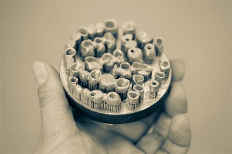 금속 3d 프린터에 인쇄된 개체입니다 레이저 소결로 만든 치과 크라운 치아 건강에 대한 스톡 사진 및 기타 이미지 치아 건강 혁신 개념 3차원 인쇄 Istock