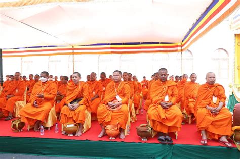 លោក ឃួង ស្រេងនិងមន្ដ្រីរាជការក្រោមឱវាទ និមន្ដព្រះសង្ឃ៧៥អង្គសូត្រមន្តរាប់បាត្រ