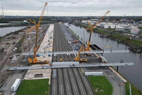 First Crane At Duisburg Gateway Terminal Latest Railway News