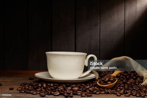 카푸치노 에스프레소 컵에 블랙 커피 또는 뜨거운 차가 있는 하얀 커피 컵 검은 배경에 분리된 나무 테이블에 커피 원두가 있는 아침 식사 0명에 대한 스톡 사진 및 기타