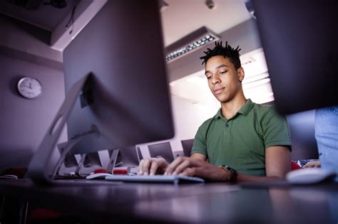 아래 컴퓨터 실험실에 데스크톱 Pc를 통해 공부 하는 검은 학생의 보기 학생에 대한 스톡 사진 및 기타 이미지 학생 컴퓨터실 남성 Istock