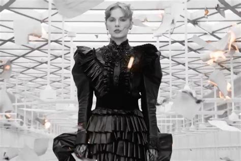 Taylor Swift 發布〈fortnight〉mv！細節彩蛋一次看：原來這身造型早就出現過？實驗室裡的科學家是誰？與哪些歌曲相呼應