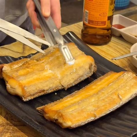 커밍썬 노량진 수산시장에서 6지짜리 갈치가 한마리에 10만원이상 한다 6지짜리 갈치구이는 확실히 살도 많고 맛있다 연말