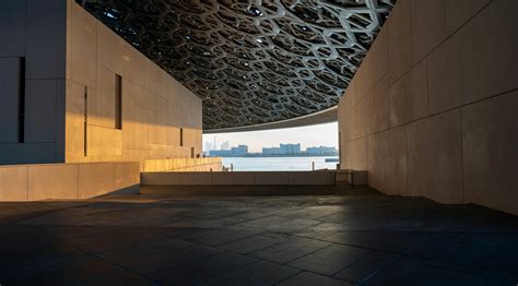 Uae 가벼운 건물 건축 건축 세부 격자 공백 관광 명소 구조 그림자 기하학적 독특한 디자인 루브르 루브르 박물관 루브르 아부 다비 매우 복잡한