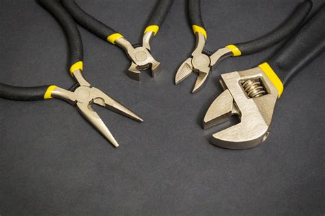 어두운 배경에 배관공 또는 전기 기술자를위한 도구 세트 0명에 대한 스톡 사진 및 기타 이미지 0명 개체 그룹 금속 Istock