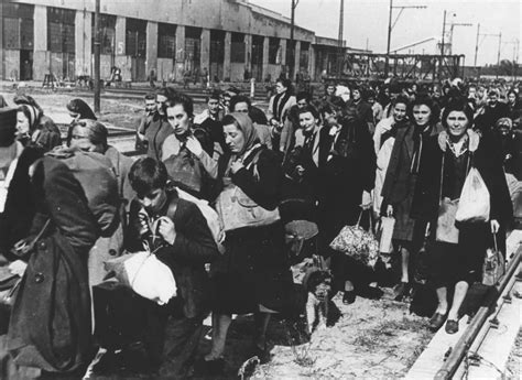 Мирные жители покидают город во время Варшавского восстания — военное фото