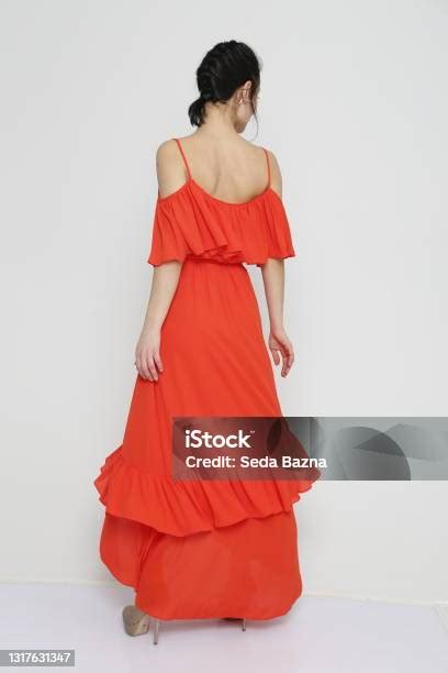 젊은 아름다운 여자 에 빨간 스페인어 플라멩코 의상 앞 의 흰색 배경 여자에 대한 스톡 사진 및 기타 이미지 여자 플라멩코 한 명의 여자만 Istock