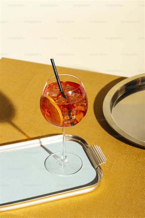 Spritz Veneziano 프로 세코 또는 화이트 스파클링 와인 쓴맛 소다 얼음 및 오렌지 조각을 곁들인 아페리티프