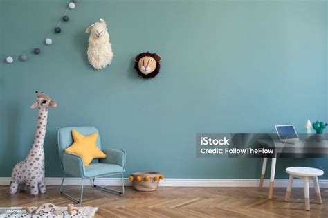 안락의자 봉제 기린 장난감 매달려 장식 및 어린이 액세서리와 아이 놀이 방의 세련된 스칸디 인테리어 디자인 공간을 복사합니다
