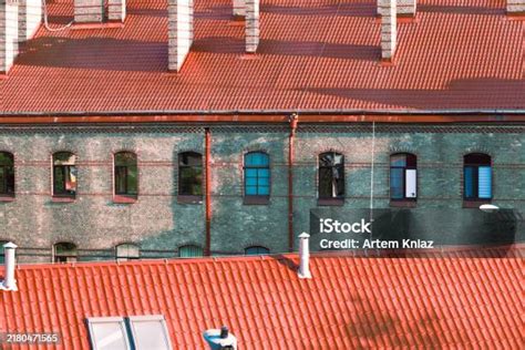 성 건물 마당 빨간 지붕과 벽돌 창문과 굴뚝이있는 외관 독일의 중앙 유럽 중세 건축 0명에 대한 스톡 사진 및 기타 이미지 Istock
