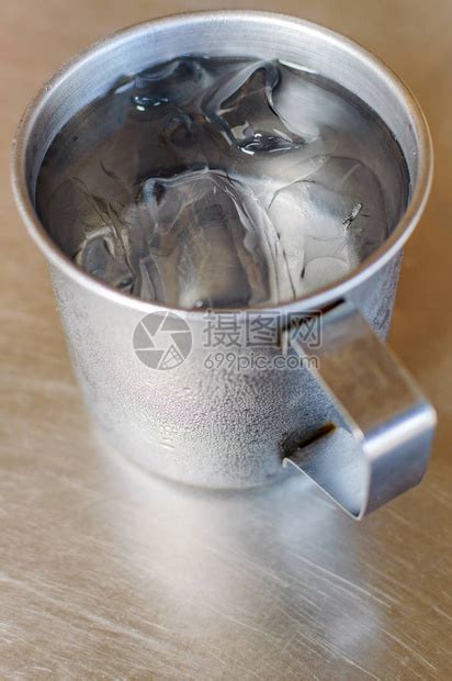 金属玻璃或冷水杯不锈钢桌底面有冰亚高清图片下载 正版图片502799091 摄图网