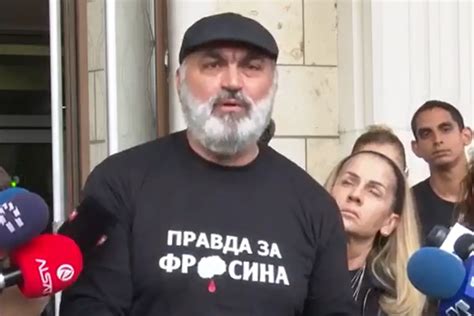 Таткото на Фросина СЕ ШТИТИ СОВОЗАЧОТ НА ВАСИЛ СНИМАЛ ДОДЕКА СЕ ВОЗЕЛЕ И ИЗБРИШАЛ УНИШТЕН Е