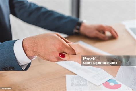 사업가 서류와 함께 테이블 위에 악수 하는 사업가의 자른된 샷 계약서에 대한 스톡 사진 및 기타 이미지 계약서 기업 비즈니스 남자 Istock