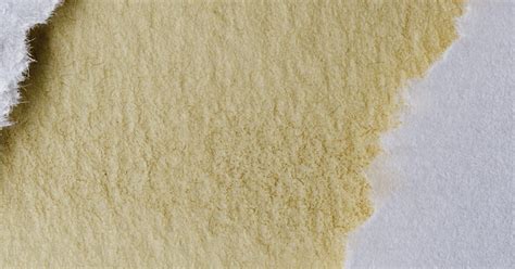 노란색과 흰색 벽의 클로즈업 사진 Unsplash의 백서 이미지