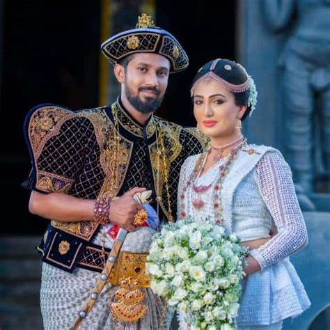 නිළමෙ ඇදුම් ගෙදර සම්ප්‍රදායෙන් ගිලිහුණු අපේ මංගල චාරිත්‍ර වෙනස් වුණු කාලෙක අලුත් වුණු