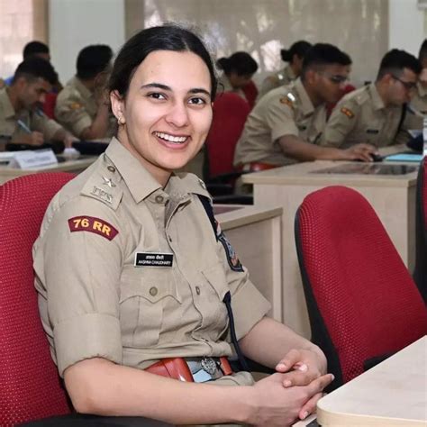 Success Story Of Ips Aashna Chaudhary Social Media Star Become Upsc